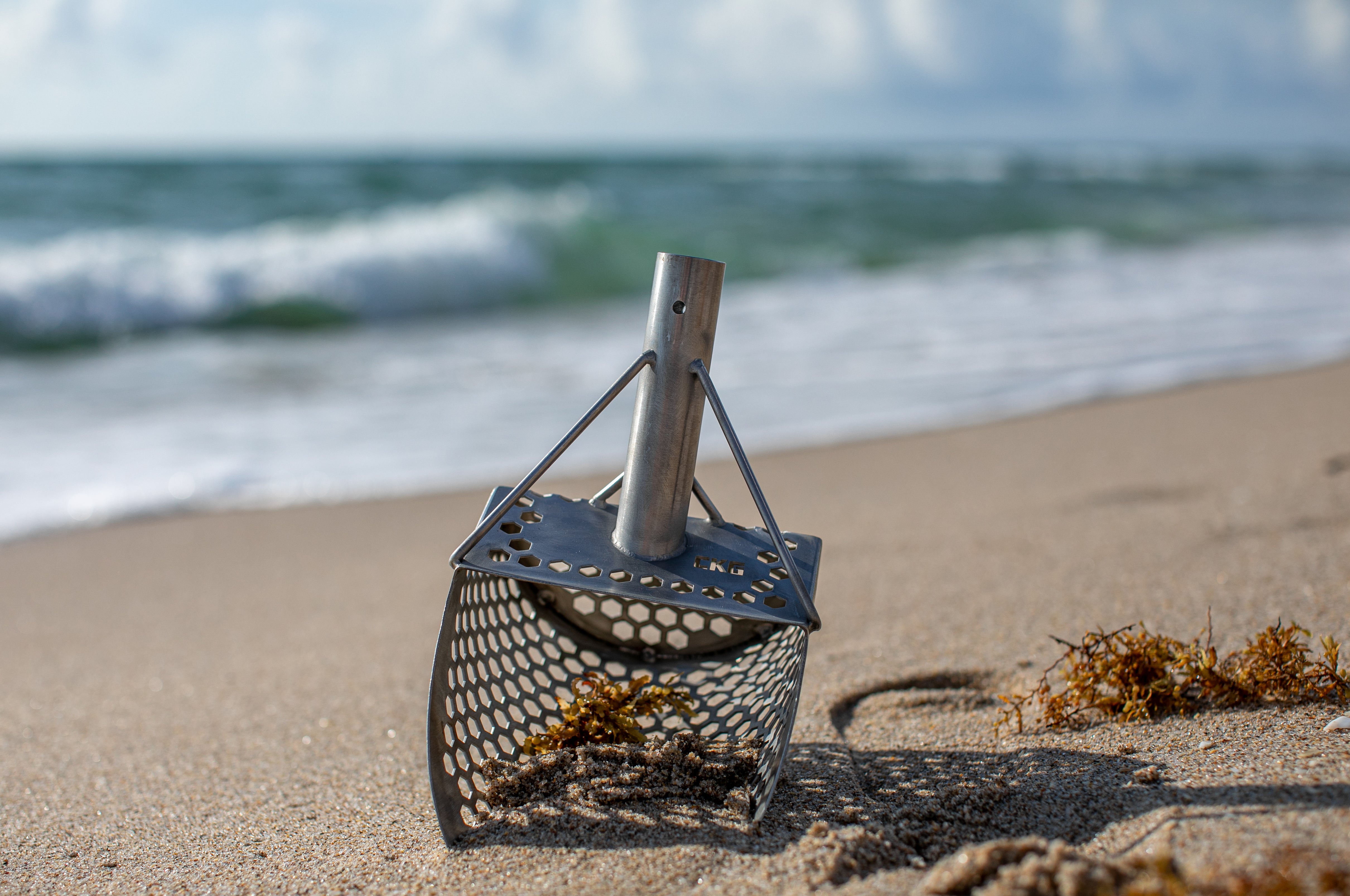 How to Choose the Right Sand Scoop for Beach Metal Detecting – ckgscoop